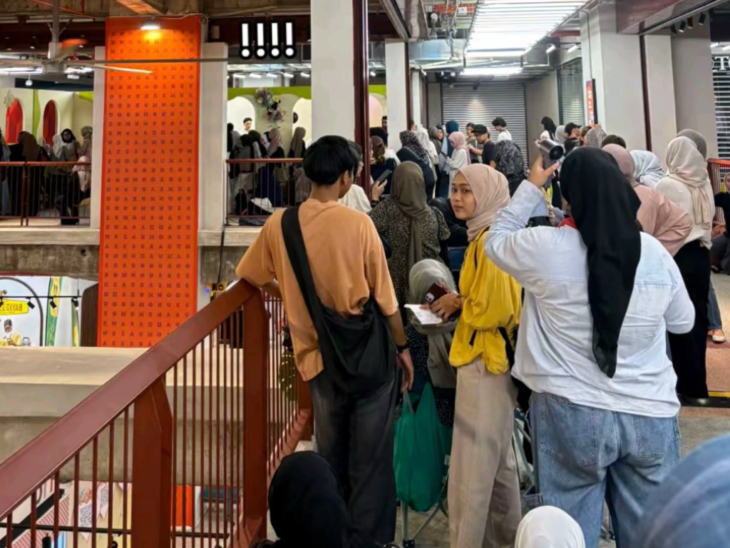 Hitting A Brïk Wall: Long Queue For These Bags – Style on the Dot